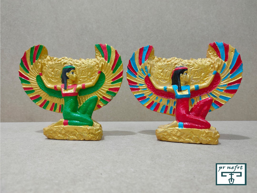 Estatua de la diosa Isis. Estatua de Isis, alas abiertas. La diosa Isis ...