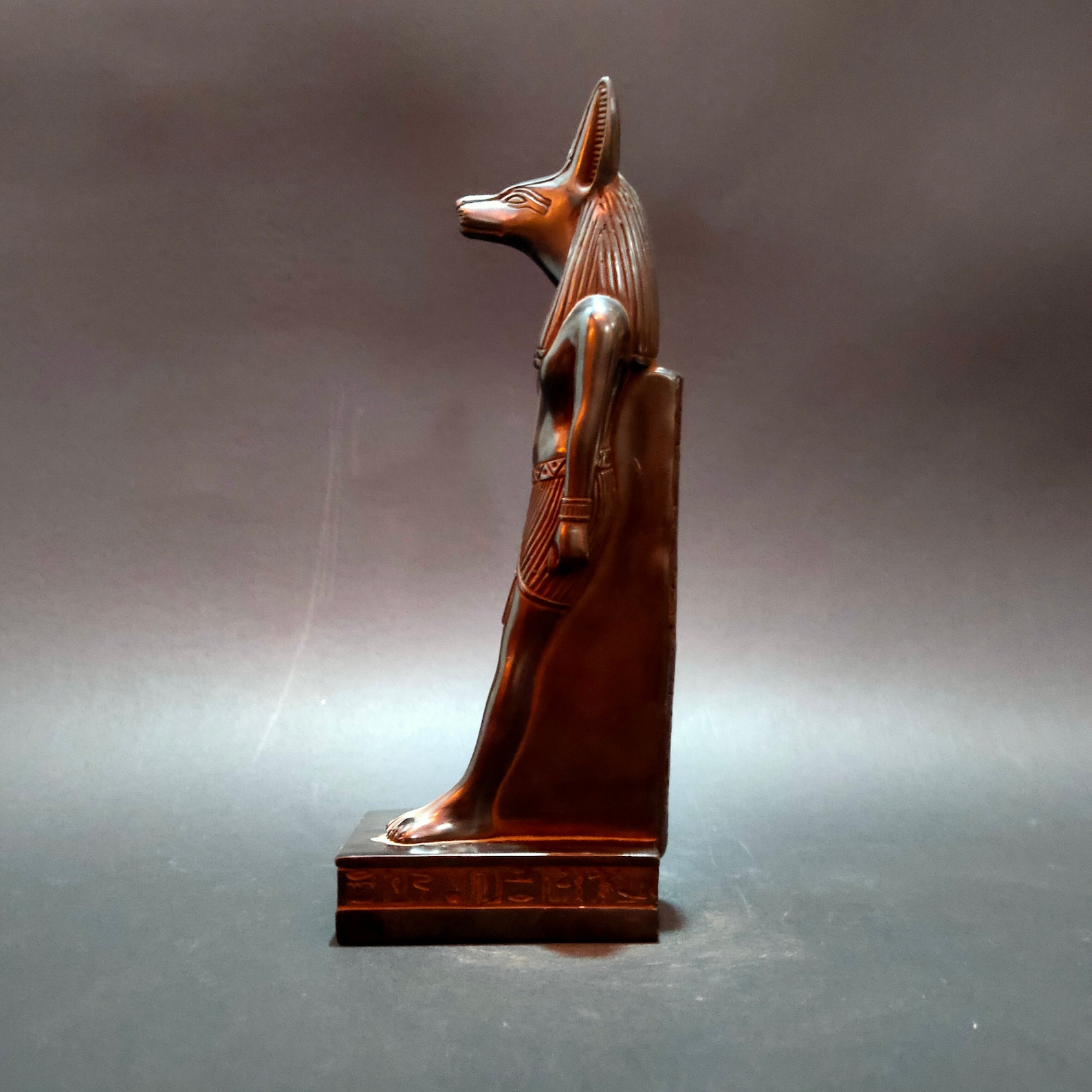 Statue von Anubis, Jakal, dem Gott der Toten, Friedhof und ...