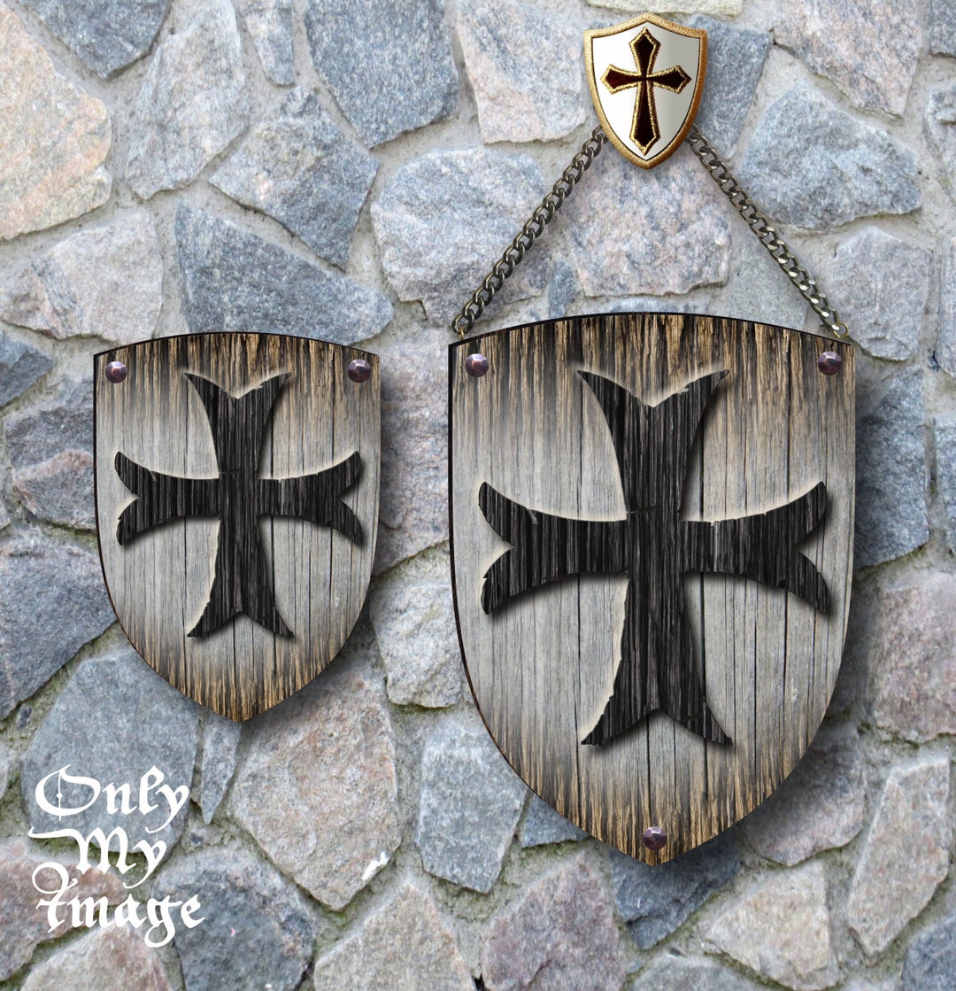 Chevalier médiéval brutal teutonique. Bouclier en bois brutal avec de ...