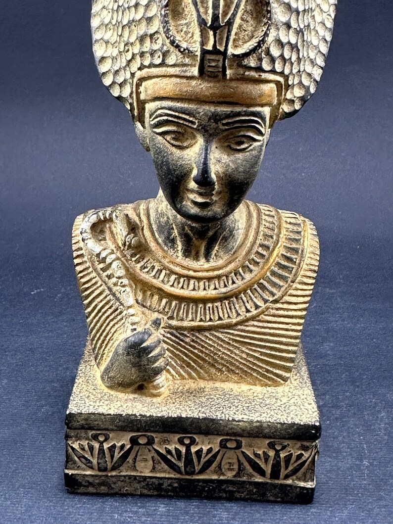 Authentic Statue of Egyptian Queen Cleopatra Lying on the Bed Lounge ...