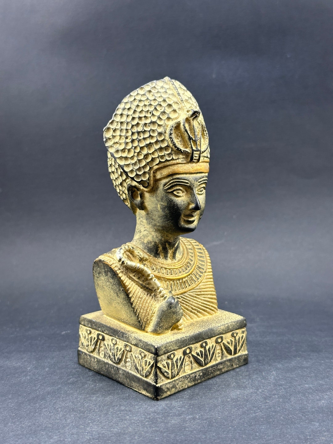 Authentic Statue of Egyptian Queen Cleopatra Lying on the Bed Lounge ...