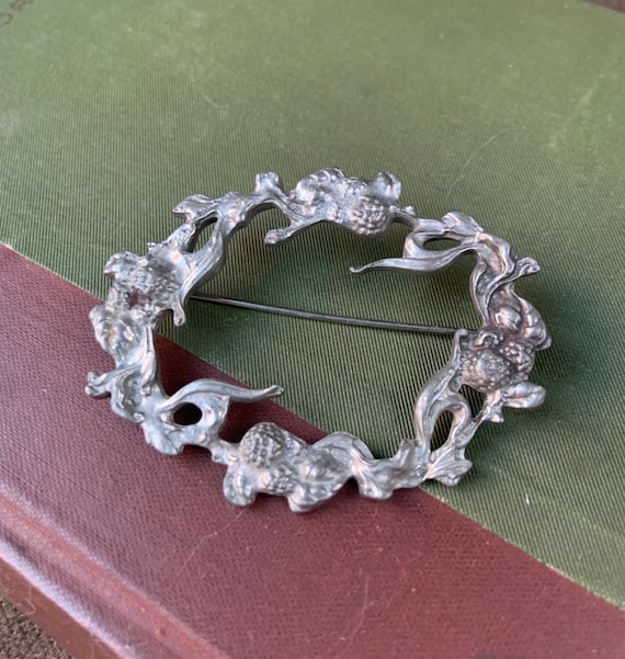 Vintage pewter round brooch - Gem