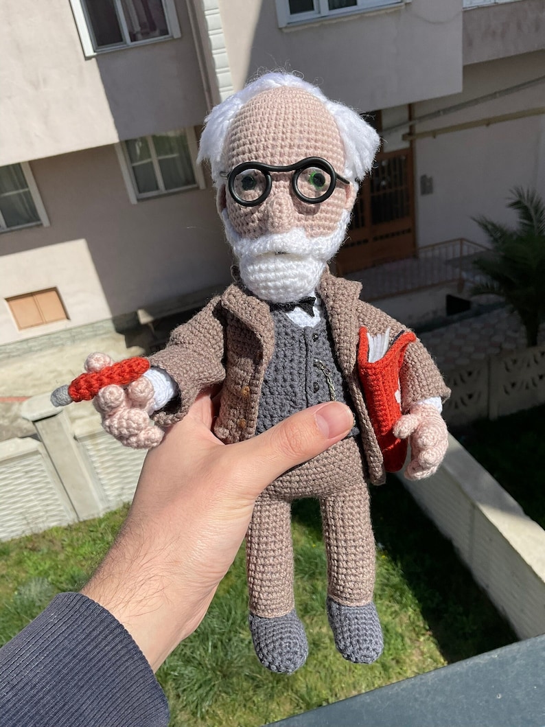 Sigmund Freud Amigurumi Bookshelf Decor, Handknitted Academician Doll ...