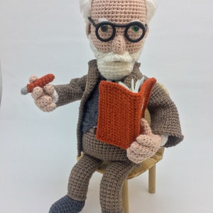 Sigmund Freud Amigurumi Bookshelf Decor, Handknitted Academician Doll ...