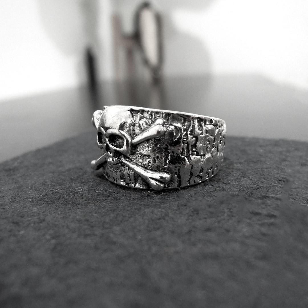 Skull and Crossbones Ring Silver Pirate Ring Jolly Roger Ring ...