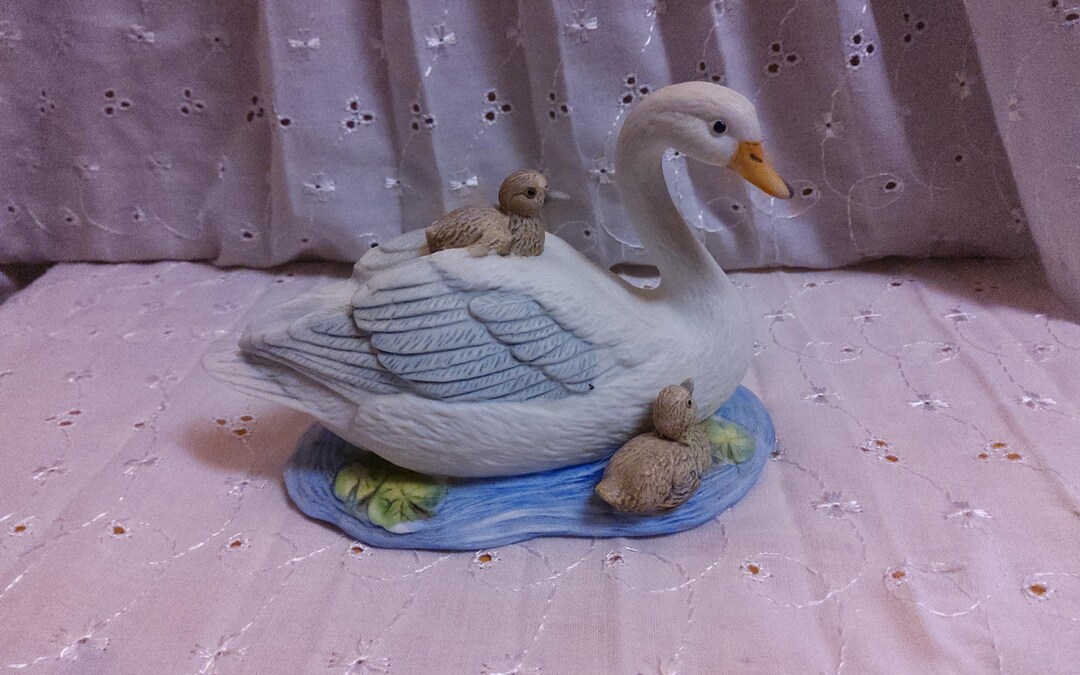 HOMCO Vintage Swan and Babies Figurine. Maker's Mark Present. - Etsy