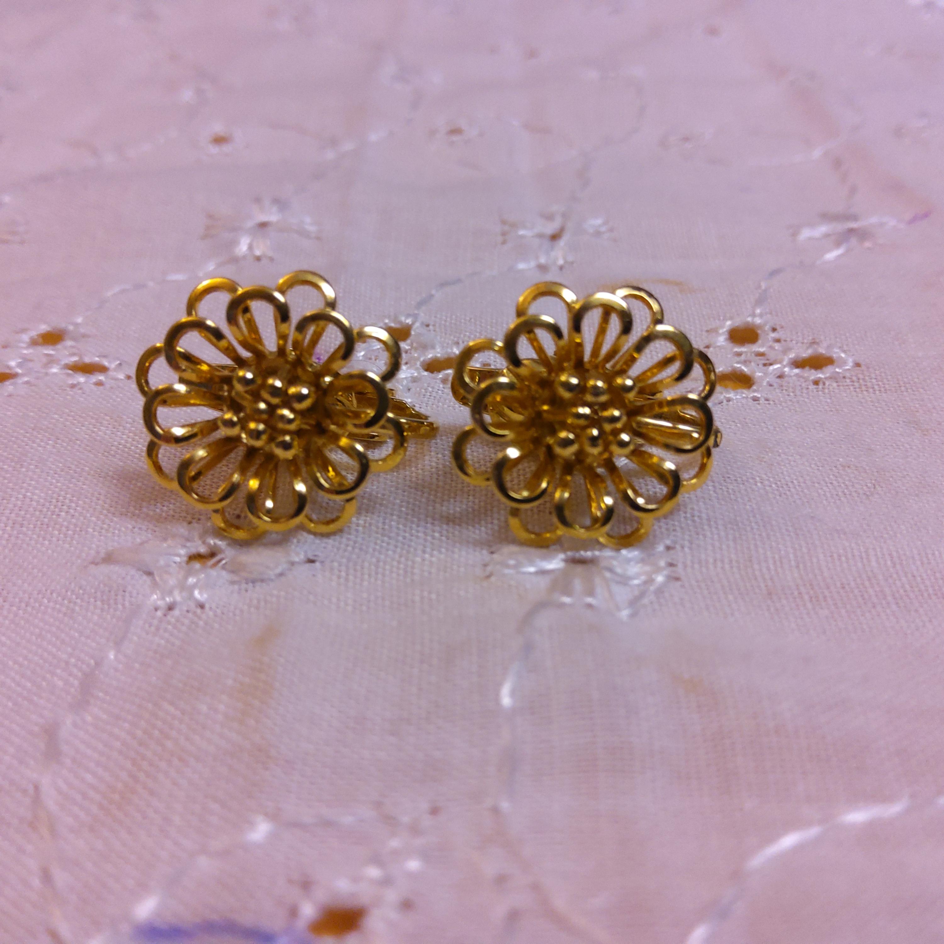 TRIFARI 3D Goldtone Flower Clip-on Earrings. Maker's Mark Present. - Etsy