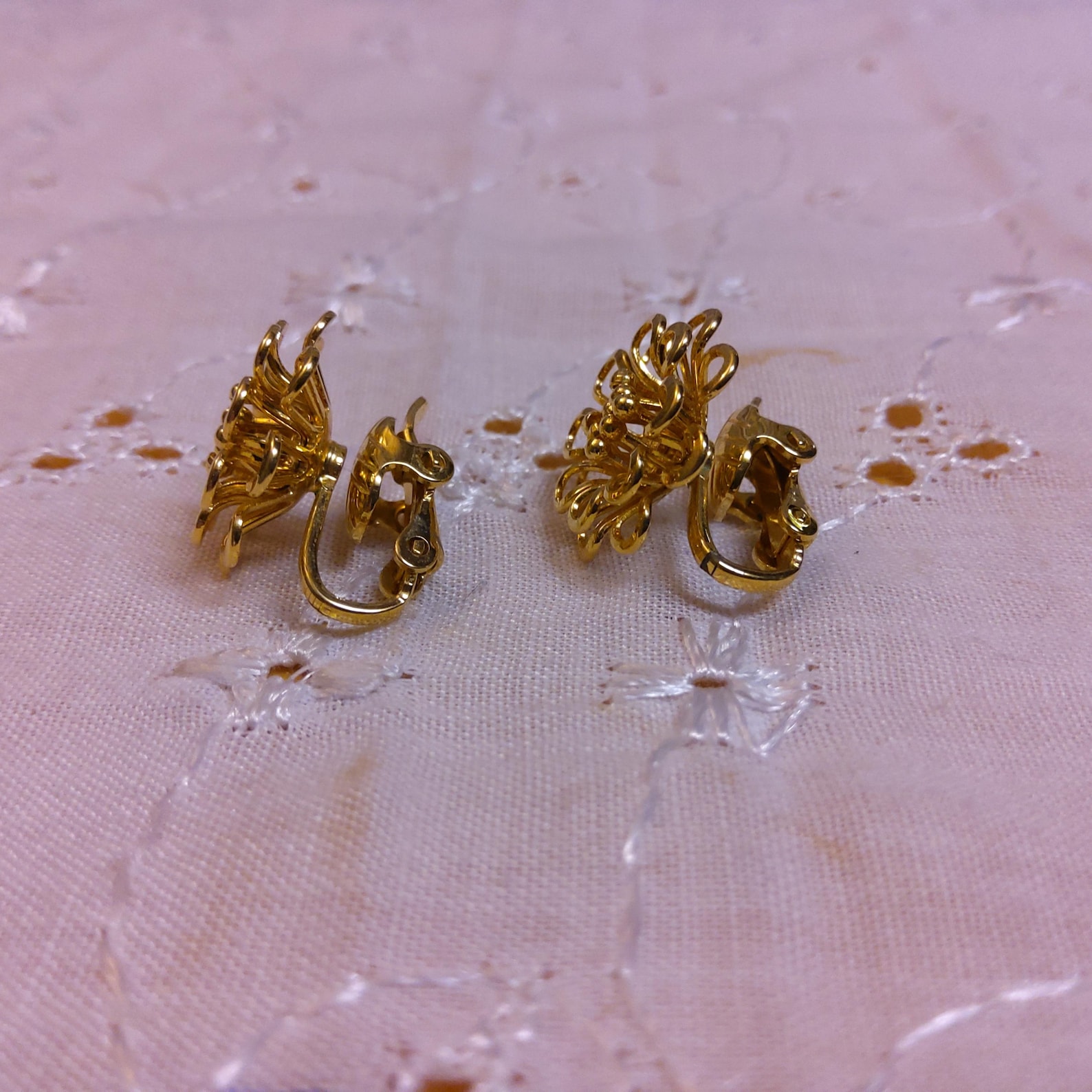 TRIFARI 3D Goldtone Flower Clip-on Earrings. Maker's Mark Present. - Etsy