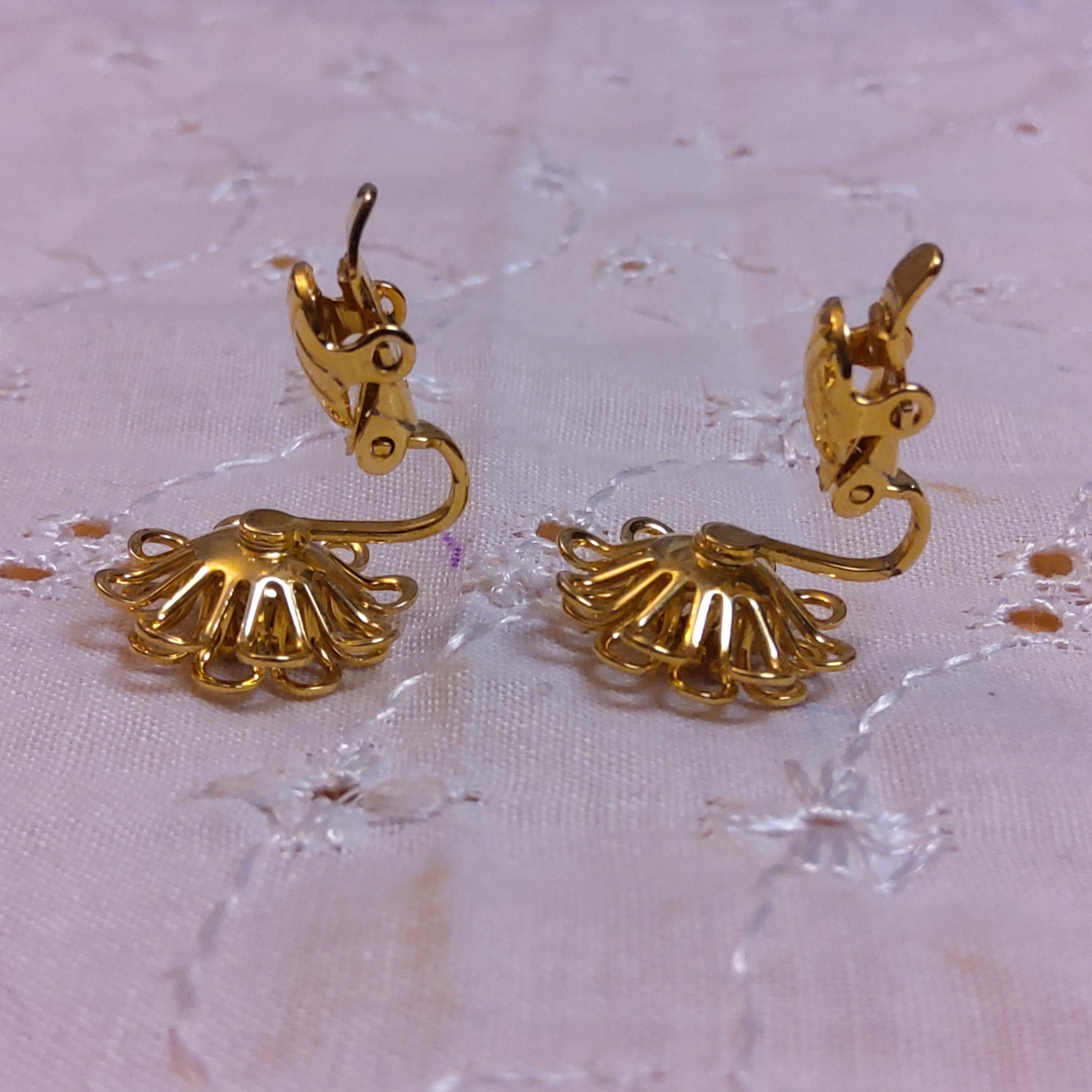 TRIFARI 3D Goldtone Flower Clip-on Earrings. Maker's Mark Present. - Etsy