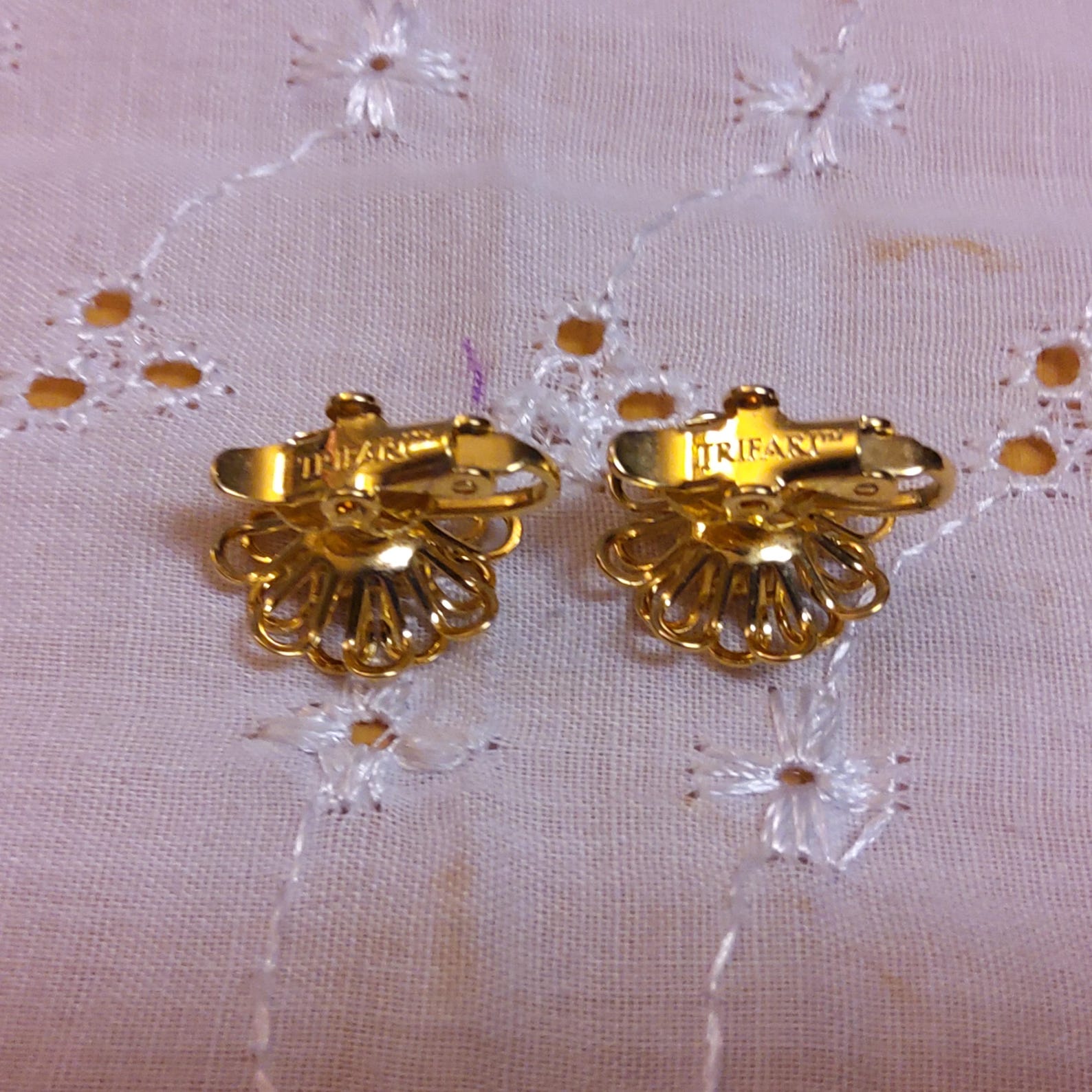 TRIFARI 3D Goldtone Flower Clip-on Earrings. Maker's Mark Present. - Etsy