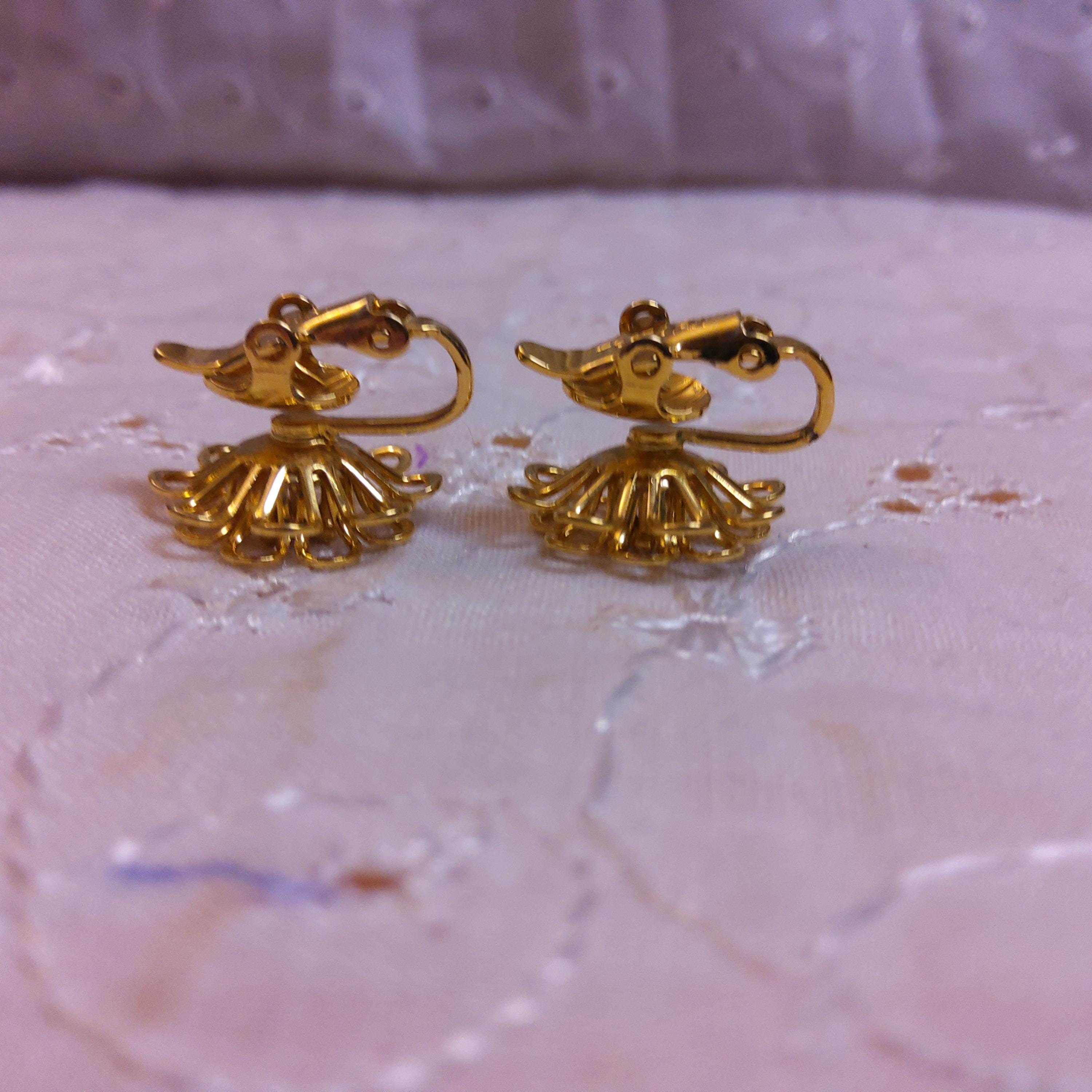 TRIFARI 3D Goldtone Flower Clip-on Earrings. Maker's Mark Present. - Etsy