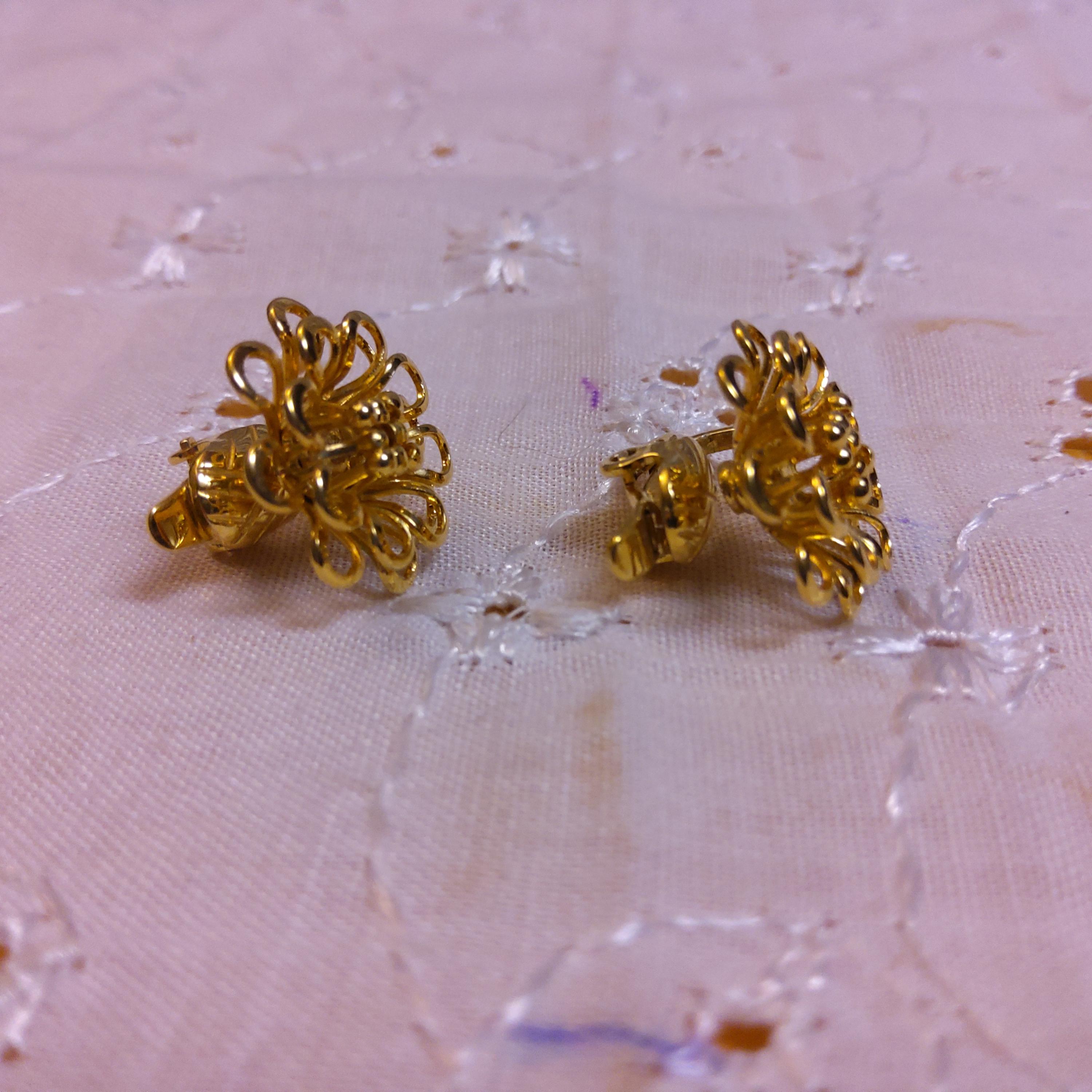 TRIFARI 3D Goldtone Flower Clip-on Earrings. Maker's Mark Present. - Etsy