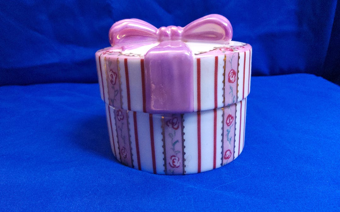 HERITAGE PORCELAIN Music Box the Premiere Issue in "a Mother's Love ...