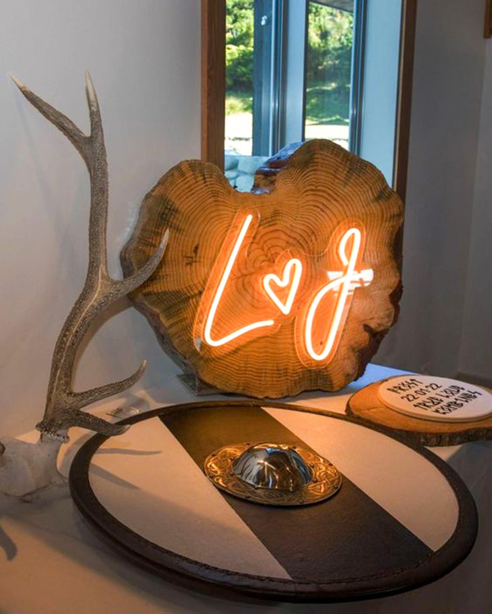 Personalized Monogram Neon Light With Couple's Initials – Elegant ...