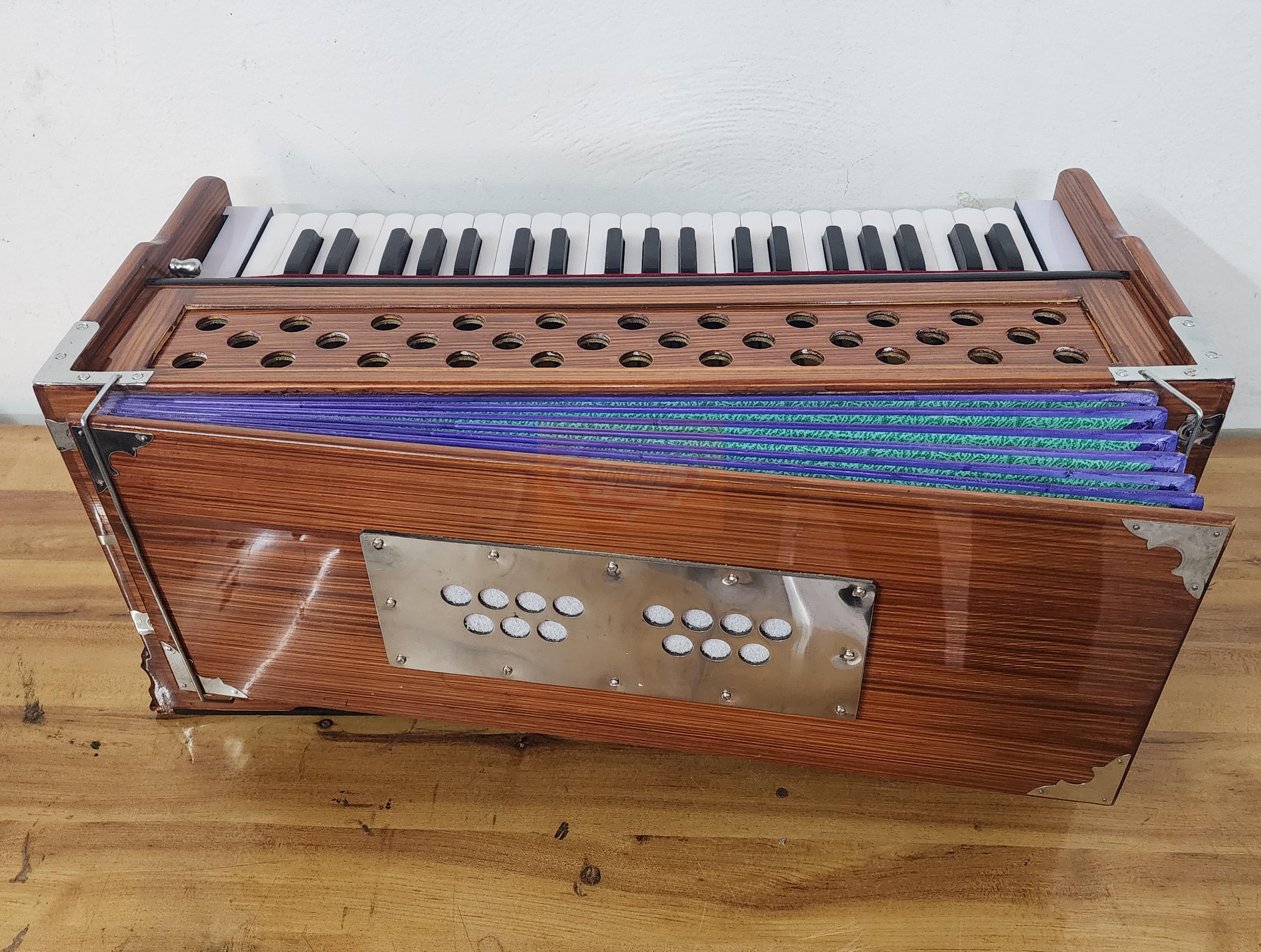 Shriji Harmonium: 3.5 Octave, 9-stop Coupler, Bass Male Reed, Gig Bag ...