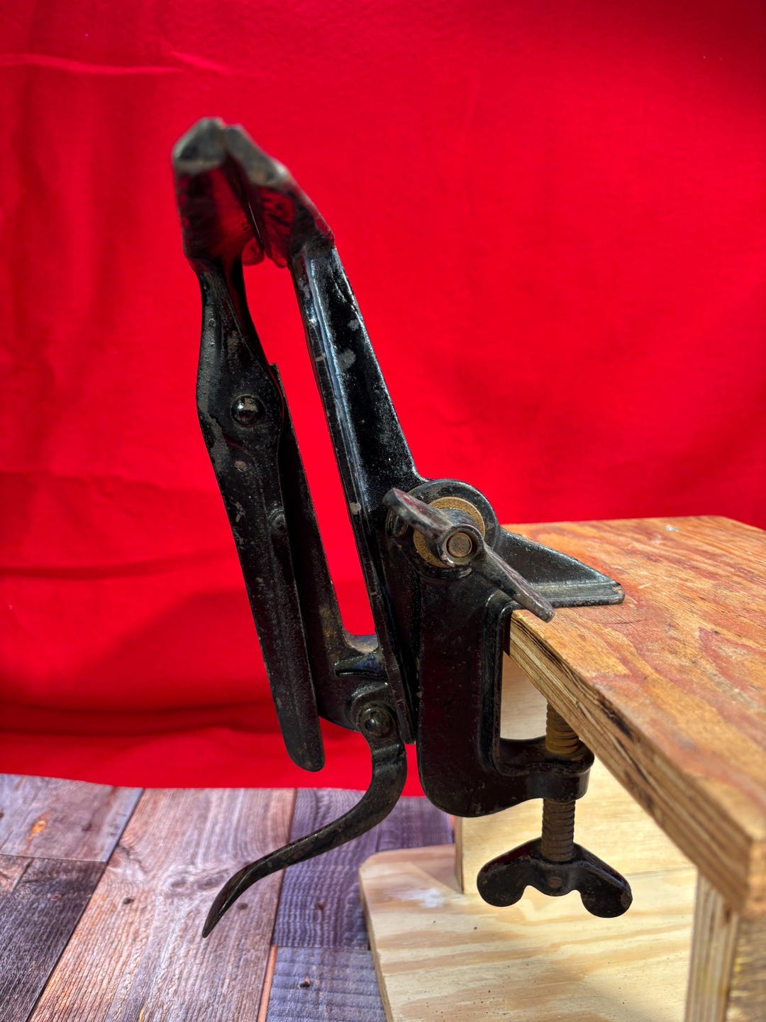Vintage Cast Iron Hand Saw Sharpening Vice - Bench Mounted 9-3/4" Wide ...