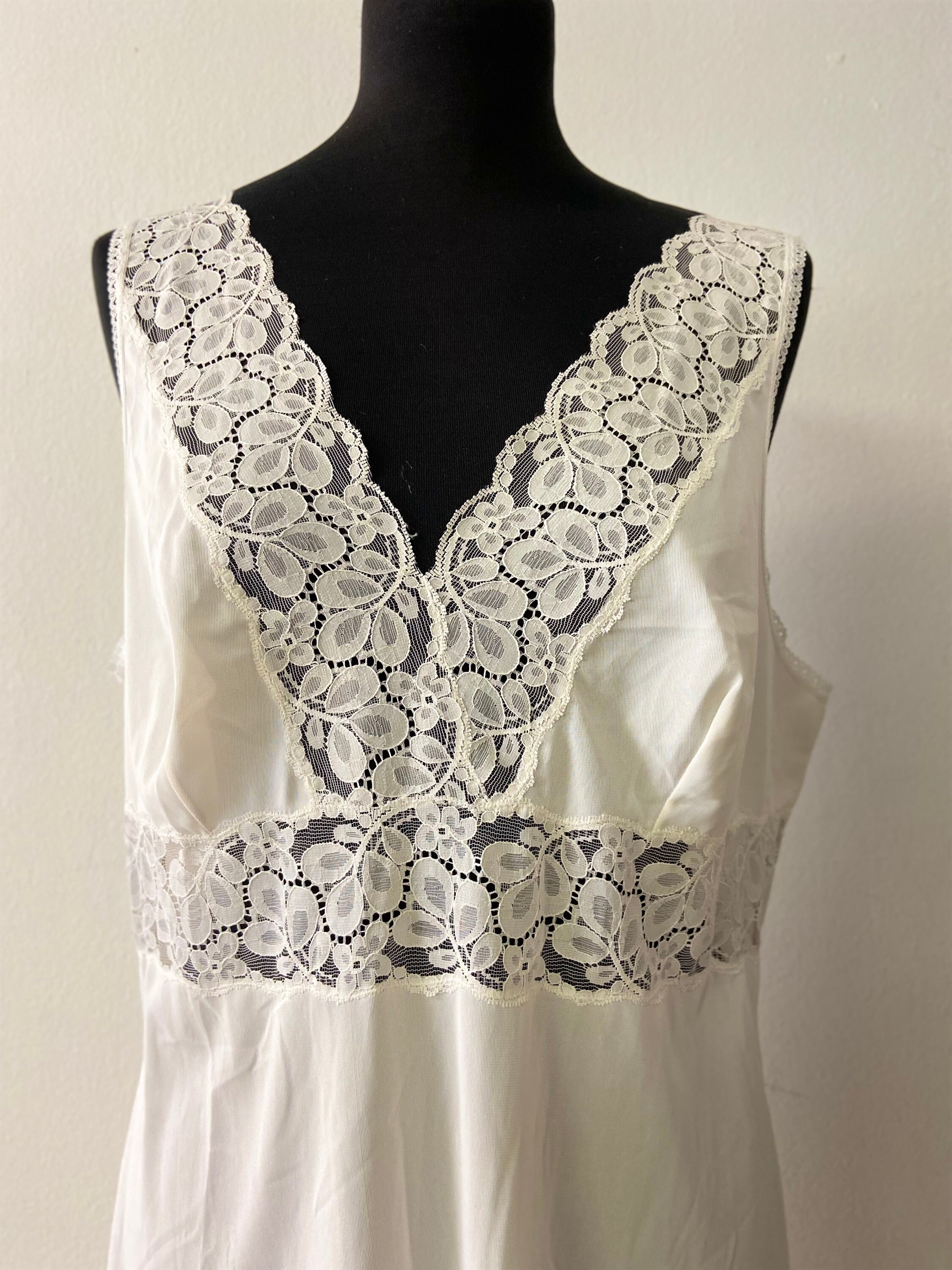 Classic Women's Vintage Slip White Full Slip With Lace Trim Feminine ...