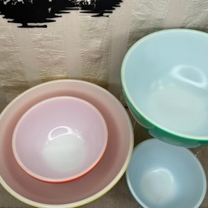 Vintage Pyrex Primary Color Mixing Bowls, Set of 4, Yellow, Green, Red ...