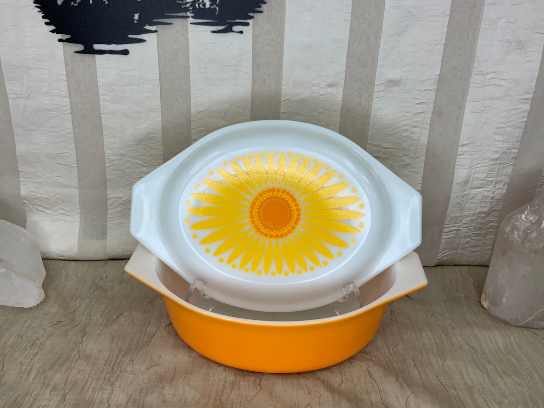 Pyrex Daisy 1.5 Quart Covered Casserole, Sunflower, Citrus, Orange ...