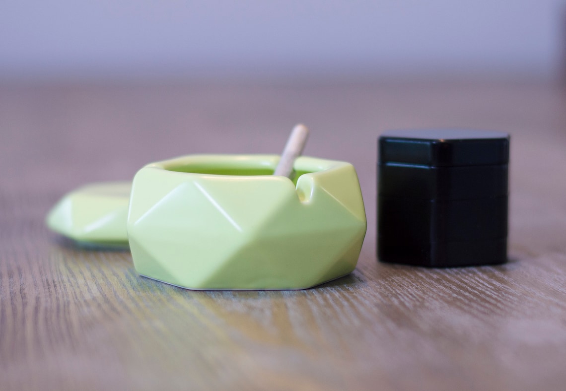 Black Grinder With Magnetic Closure and Kief Catcher | Etsy