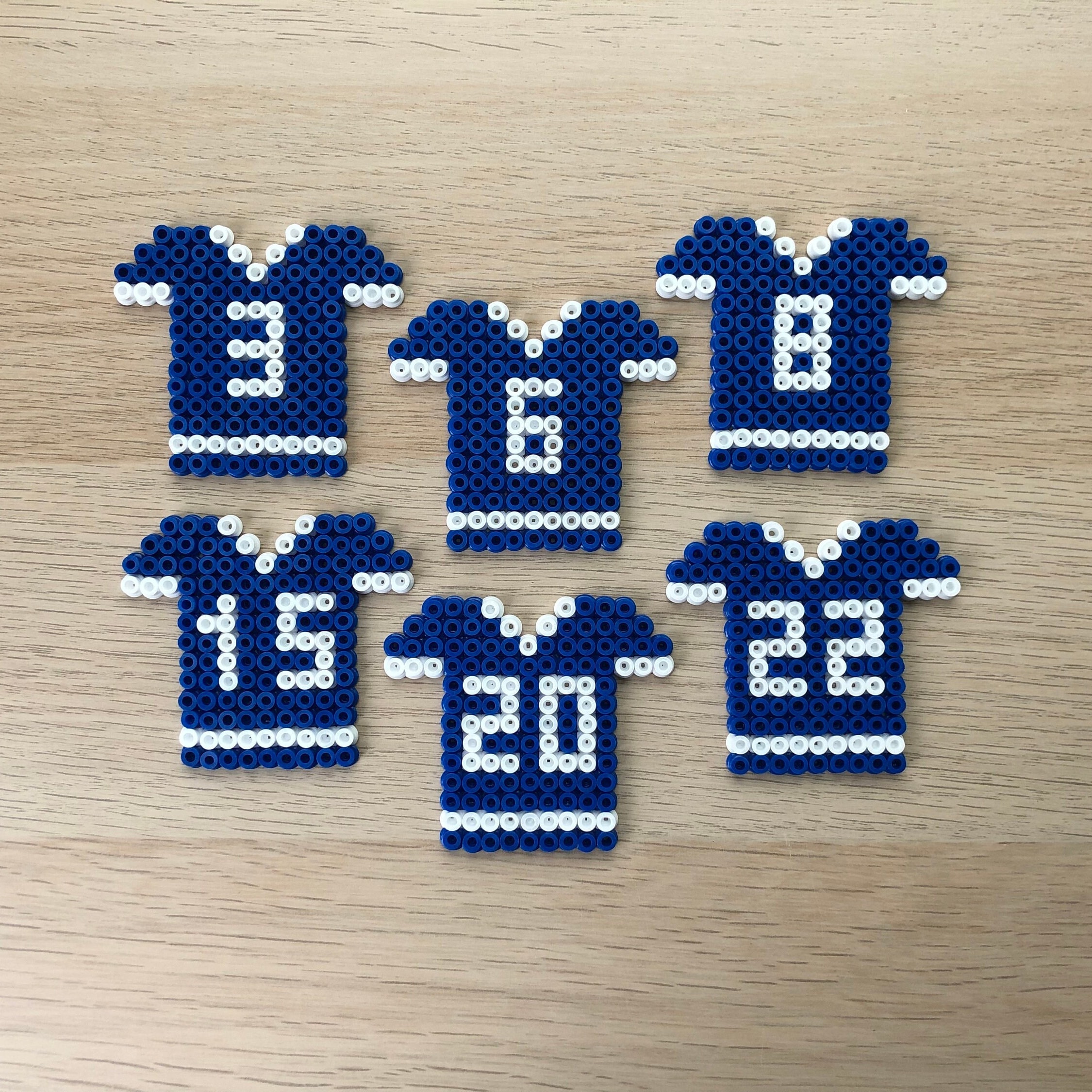 6 Trikots aus Bügelperlen als Tischdeko - Etsy.de