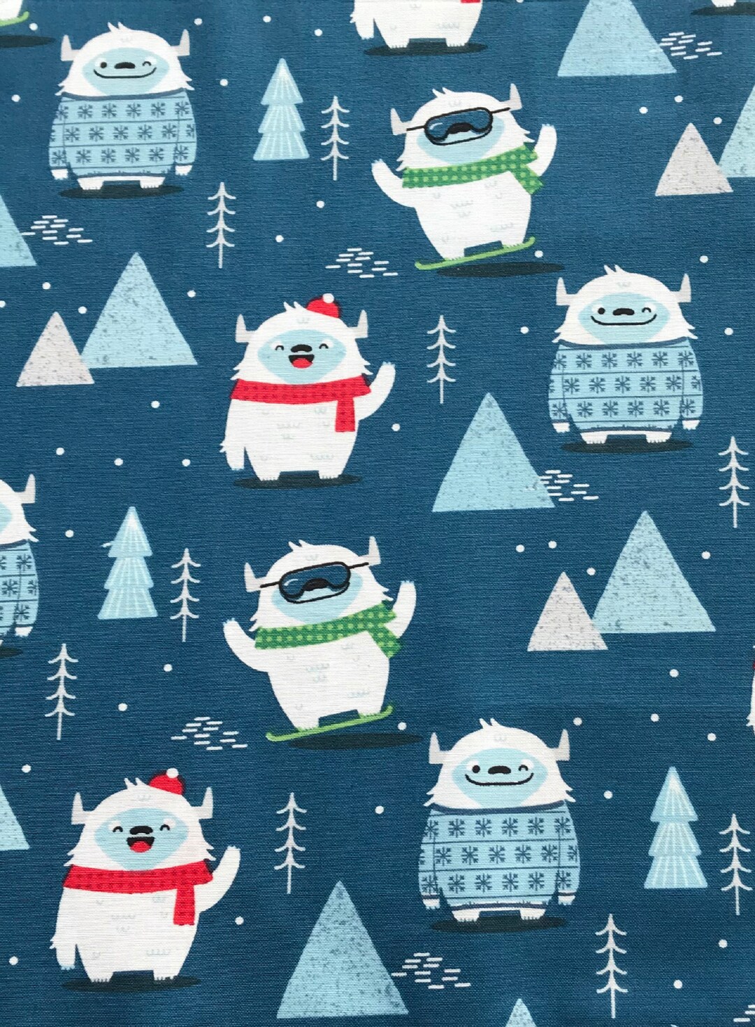 Winter-Yeti auf blauem Baum in den Bergen Winterliche Yetis in Schals ...