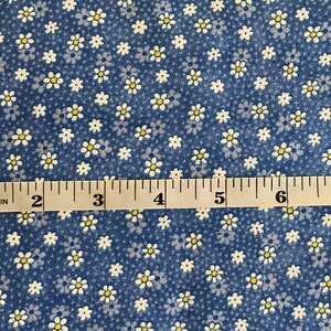 Small Spaced Daisy on Blue Dasies Flowers 100% Cotton Fabric FQ Fat ...