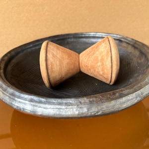 Handmade Earthenware Grinding Bowl With Wooden Grinder - Asanka Tapoli ...