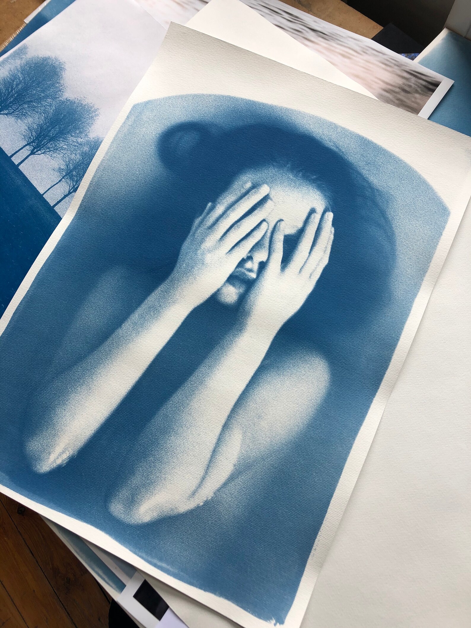 Cyanotype grand format Portrait jeune femme aux mains - Etsy France