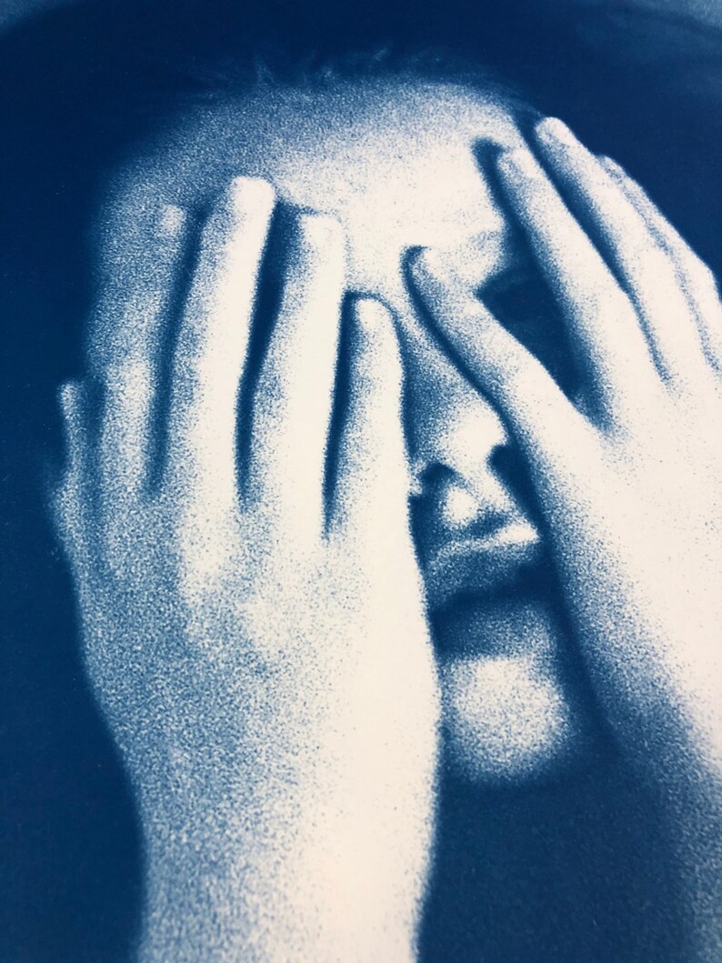 Cyanotype grand format Portrait jeune femme aux mains - Etsy France