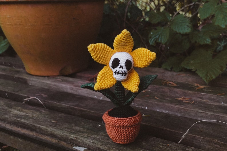Crochet PATTERN Halloween Flower in a Pot Amigurumi Creepy - Etsy