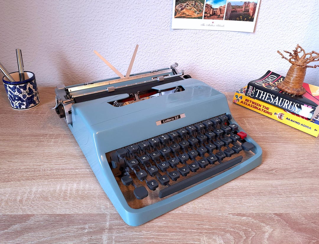 Script (cursive) Olivetti Lettera 32 Typewriter With Case & Original ...