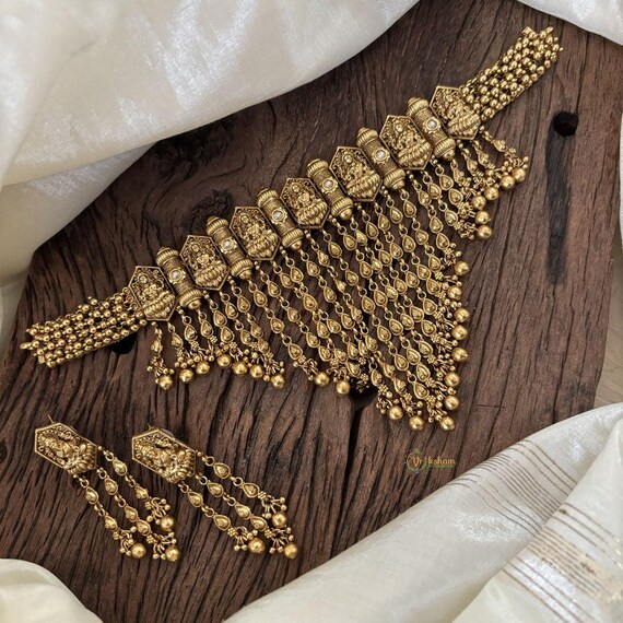 Close neck jewelry store