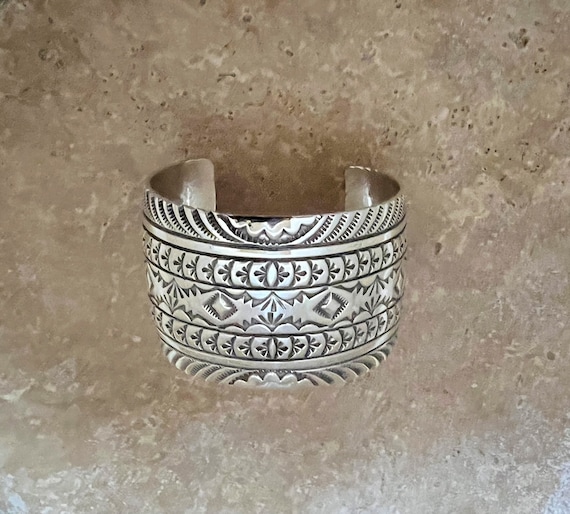 Navajo Wide Sterling Silver Cuff Bracelet>Navajo Silv… - Gem