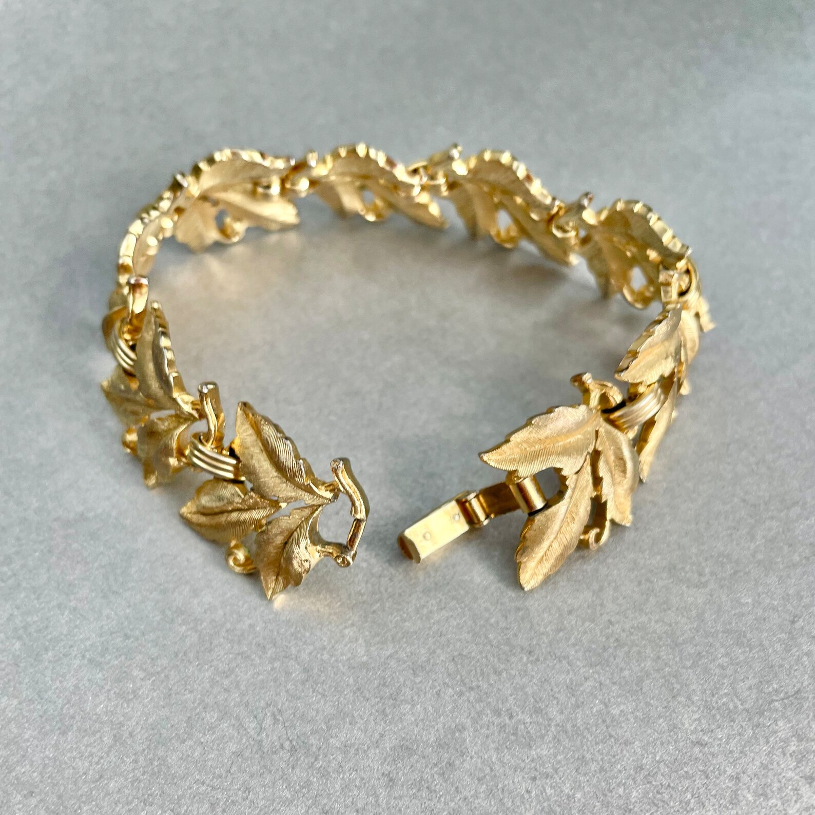 Vintage Crown Trifari Leaf Bracelet Gold Tone Leaves Plant - Etsy