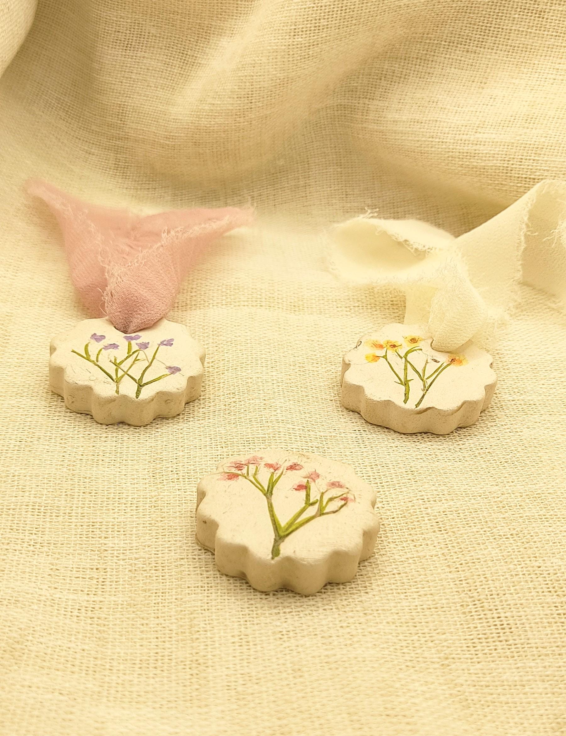 Personalized Placeholder With Ceramic Flowers for Weddings, Events and ...
