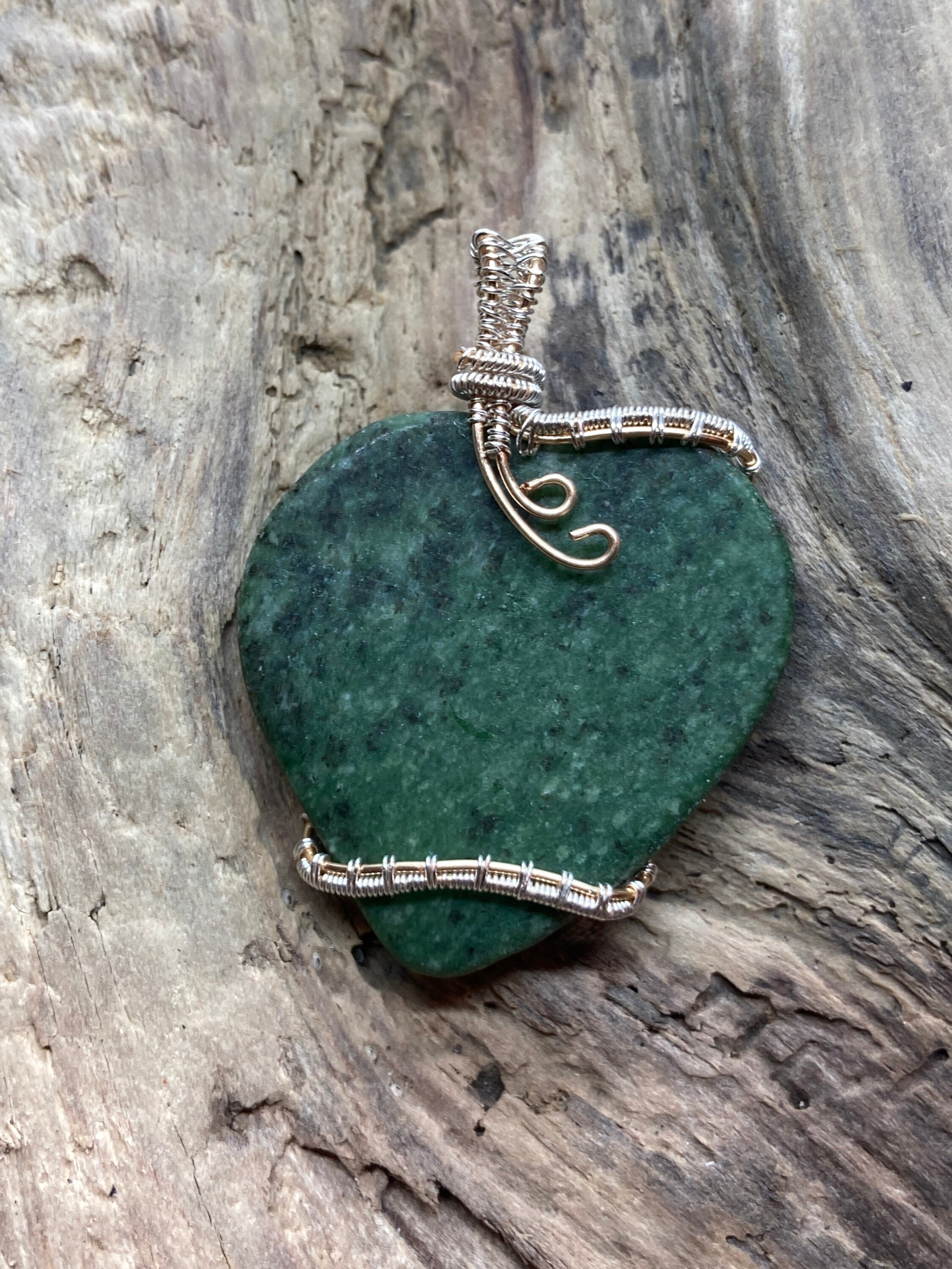 Handcrafted Reversible Wyoming Snowflake Jade pendant - Etsy.de