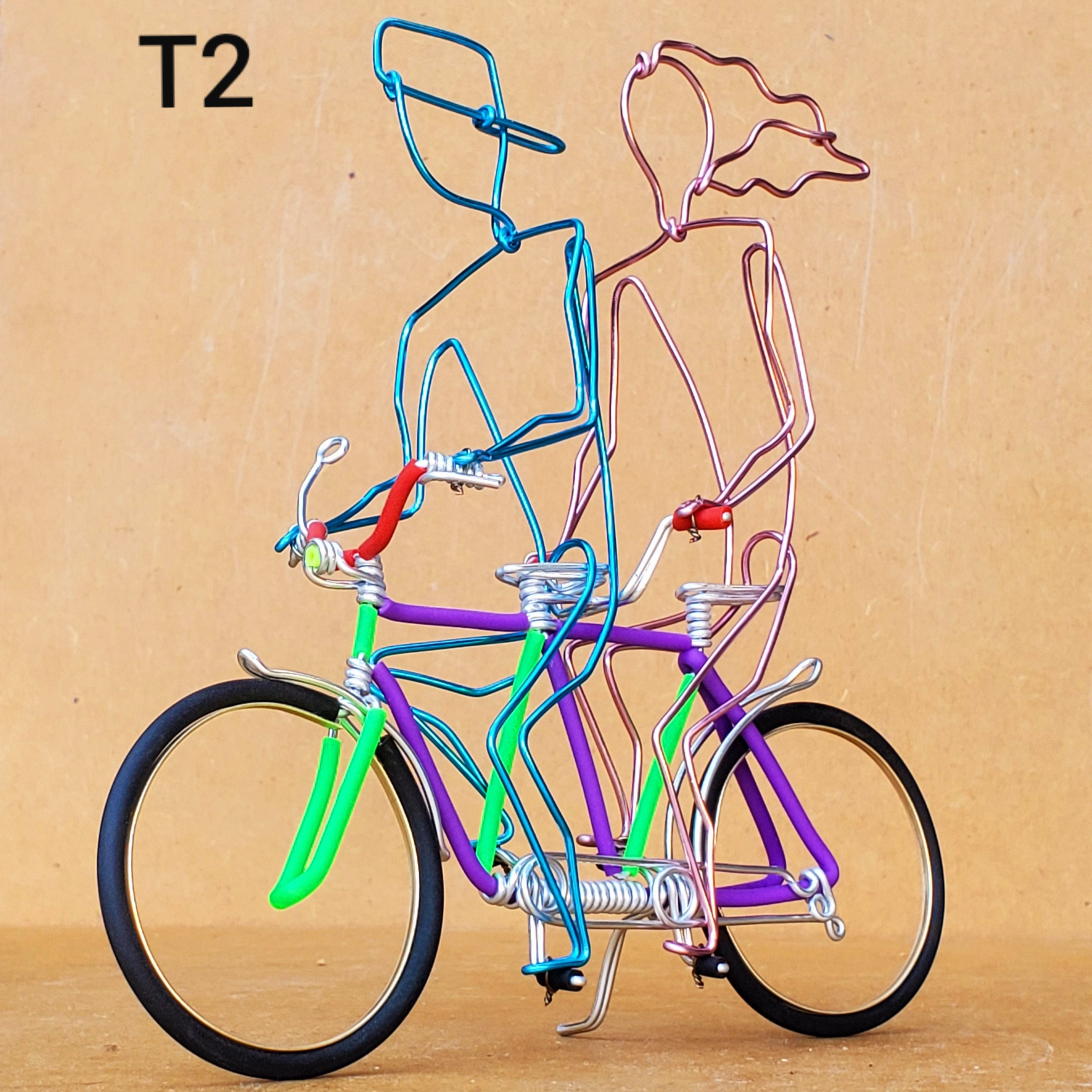 Miniatuur tandemfiets. Handgemaakte fiets. Handgemaakte aluminium draad ...