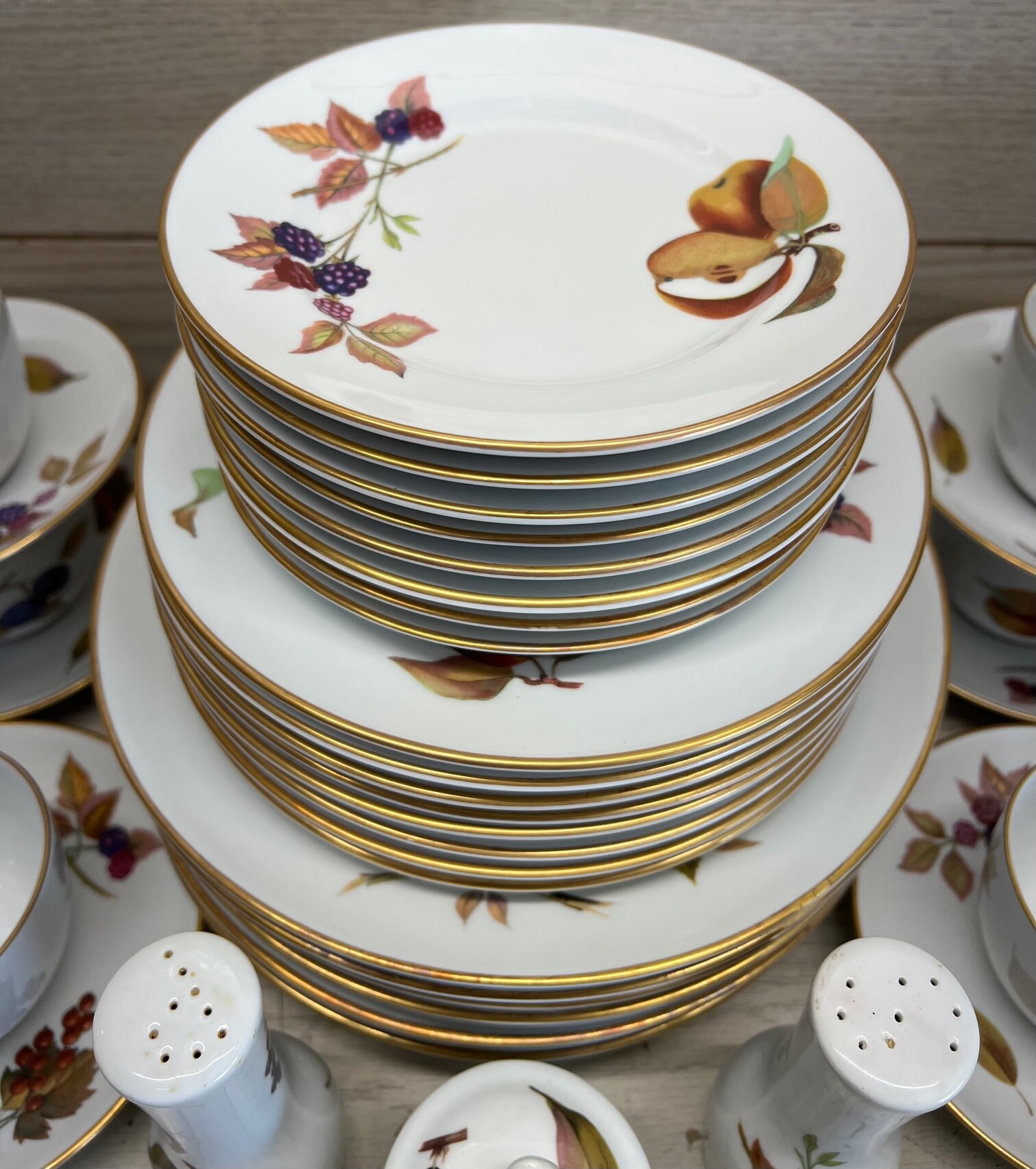 56 Piece Evesham Gold 22K Trim 1961 Royal Worcester England Dinner ...