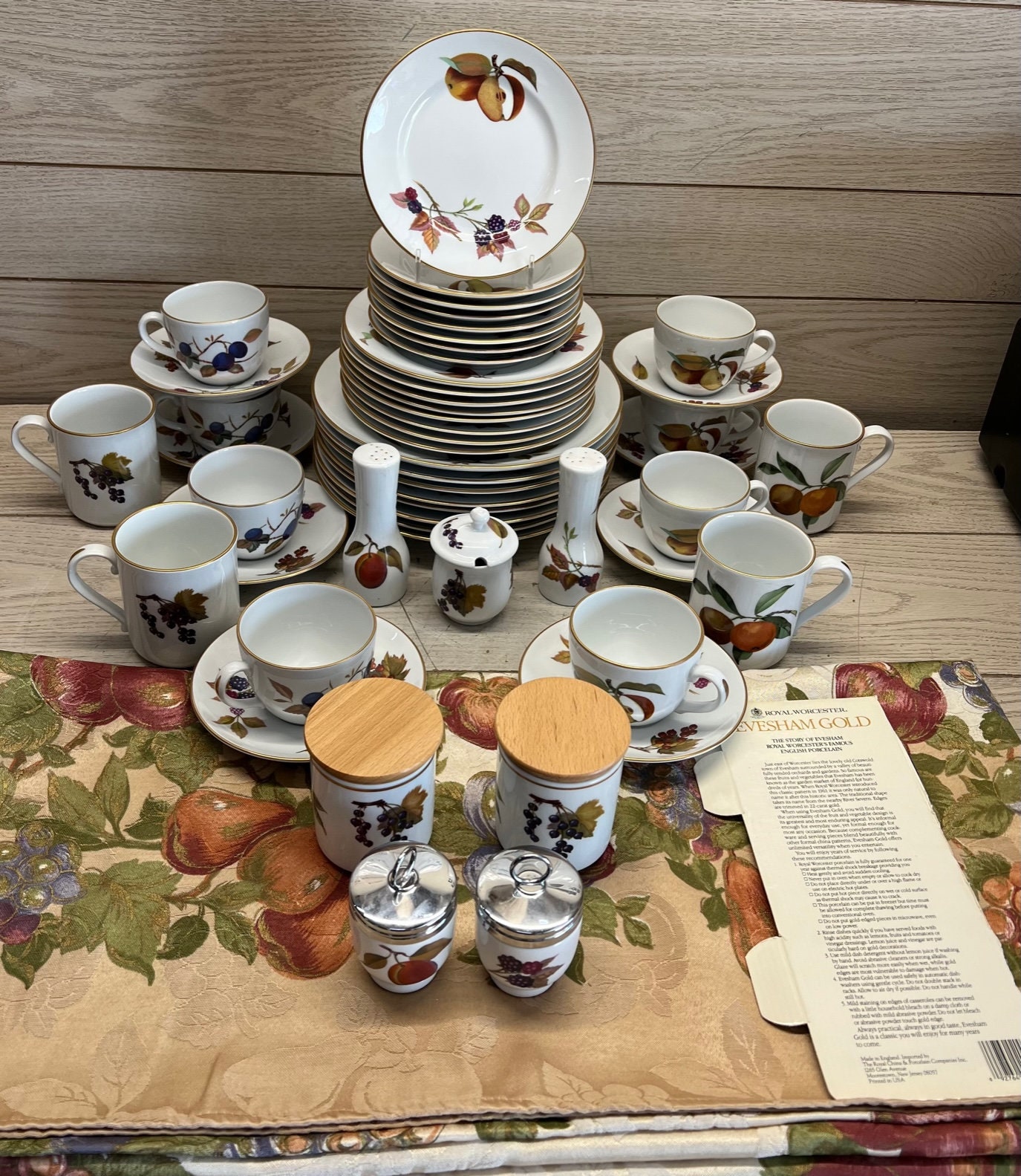 56 Piece Evesham Gold 22K Trim 1961 Royal Worcester England Dinner ...
