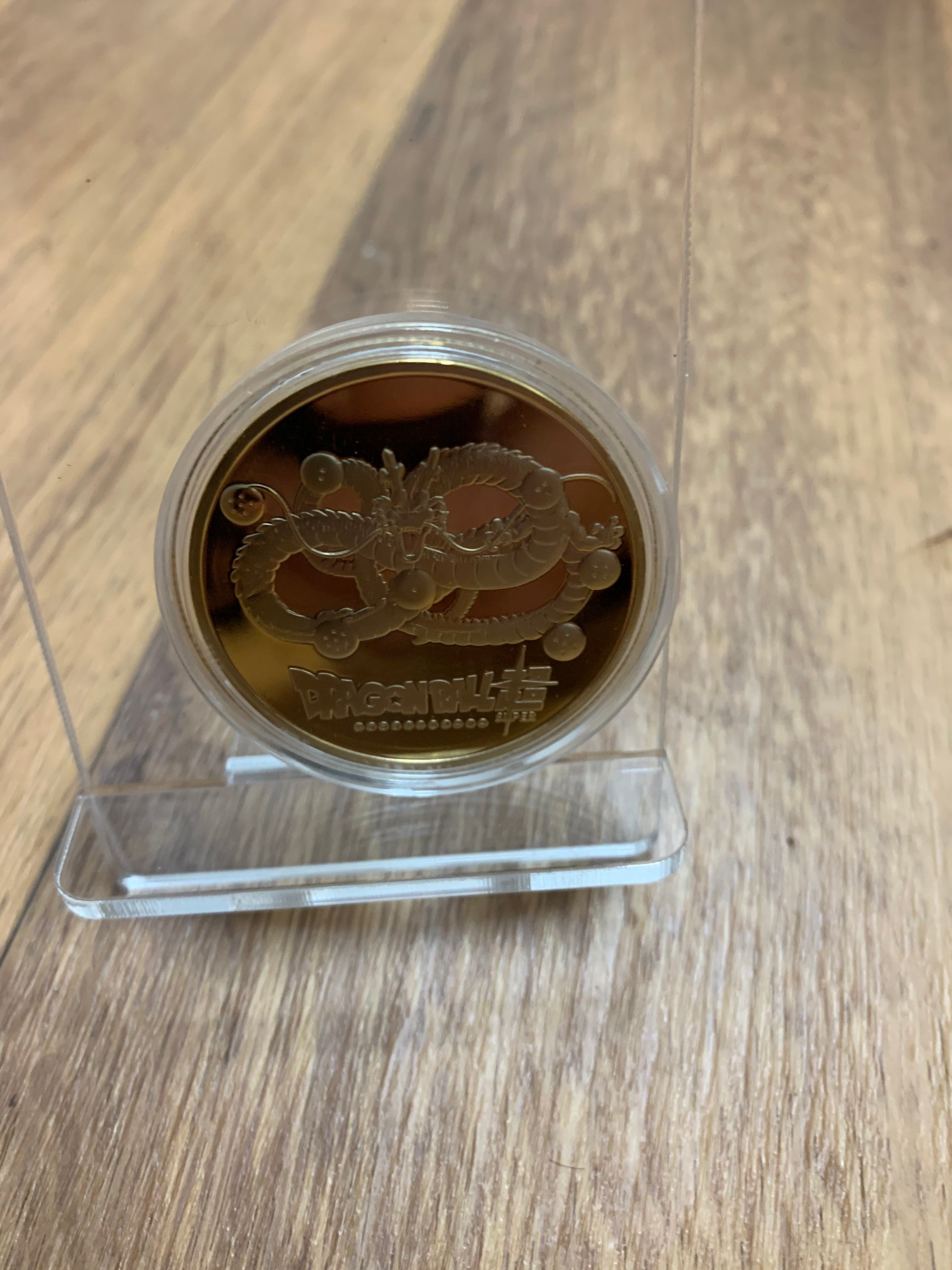 Dragon Ball Z 'Gold' Moneda de metal en la vitrina | Etsy