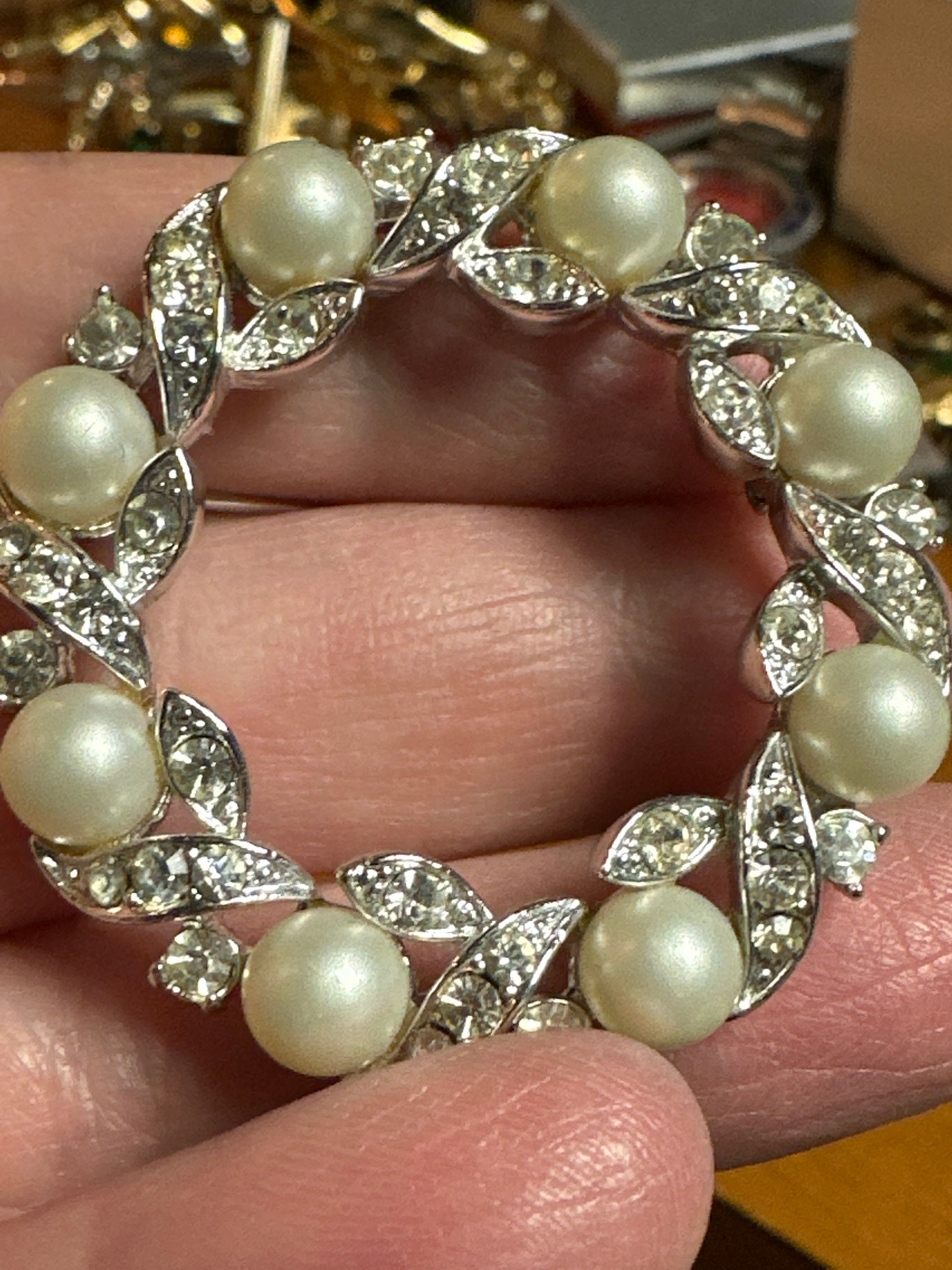 Lisner Costume Brooch - Etsy