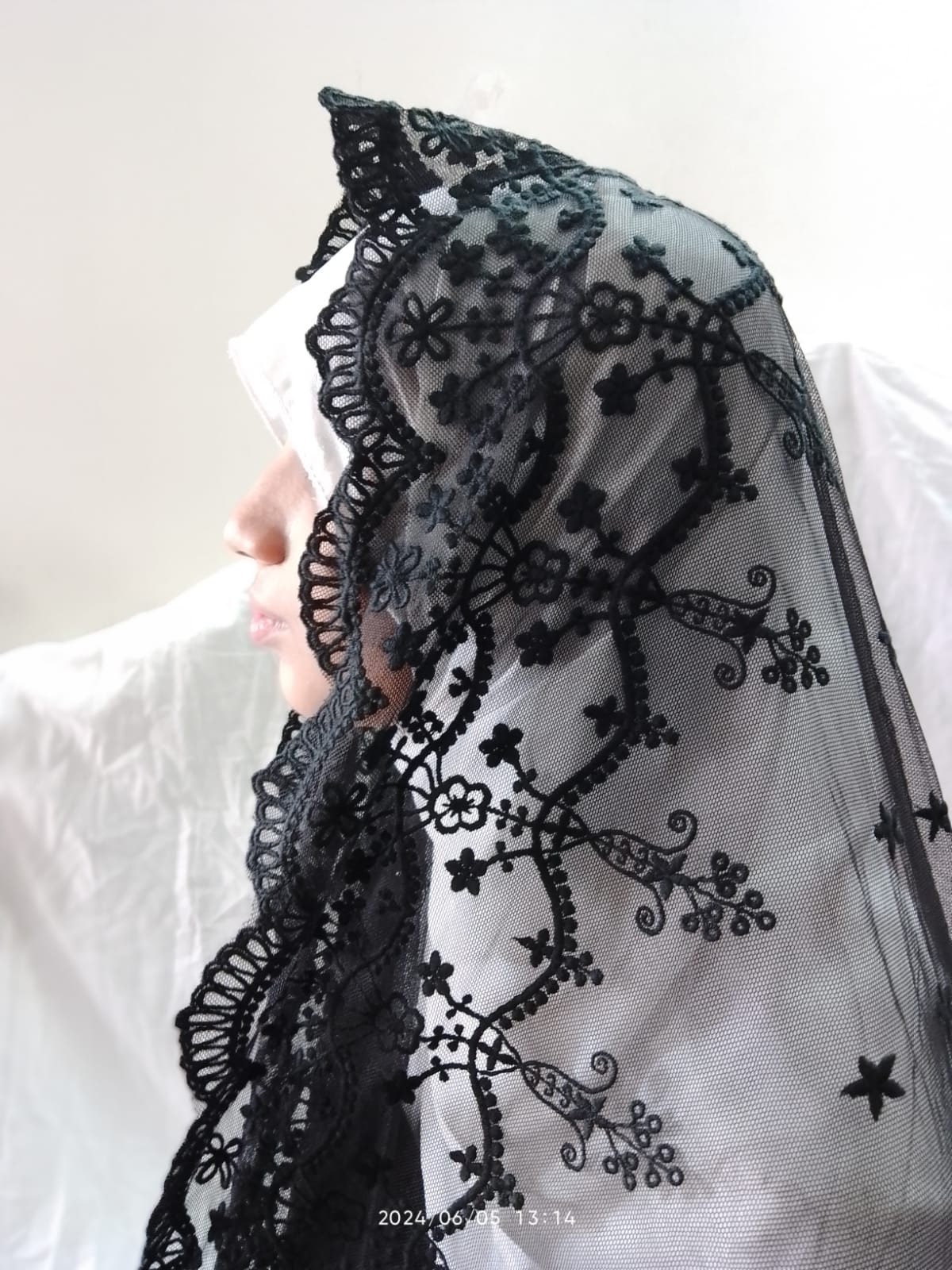 NEW Black Lace Chapel Veil, With Tiny Star Floral Design , Catholic ...