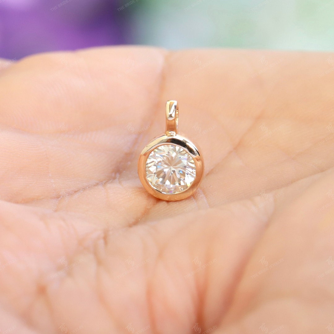 Round Cut Solitaire Pendant Colorless Solid Gold Pendant for Women ...