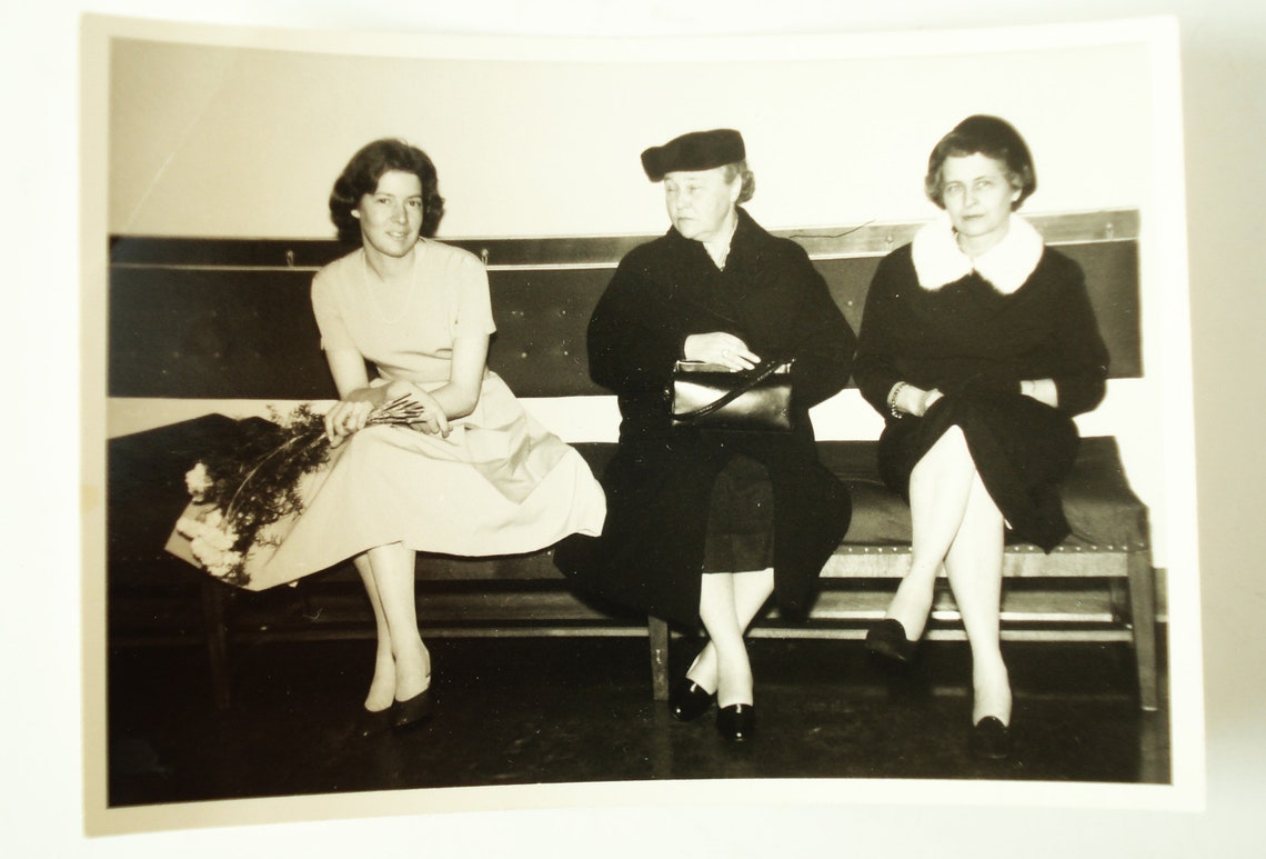 Original Vintage Photograph. Waiting for the Wedding. Threewomen. She Looks at the Camera. Ca ...