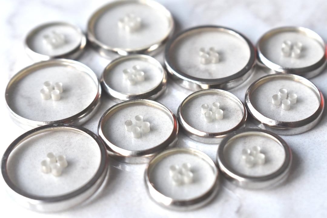 16mm 18mm 24mm Transparent Clear 4 Hole Plastic Buttons, Silver Metal ...