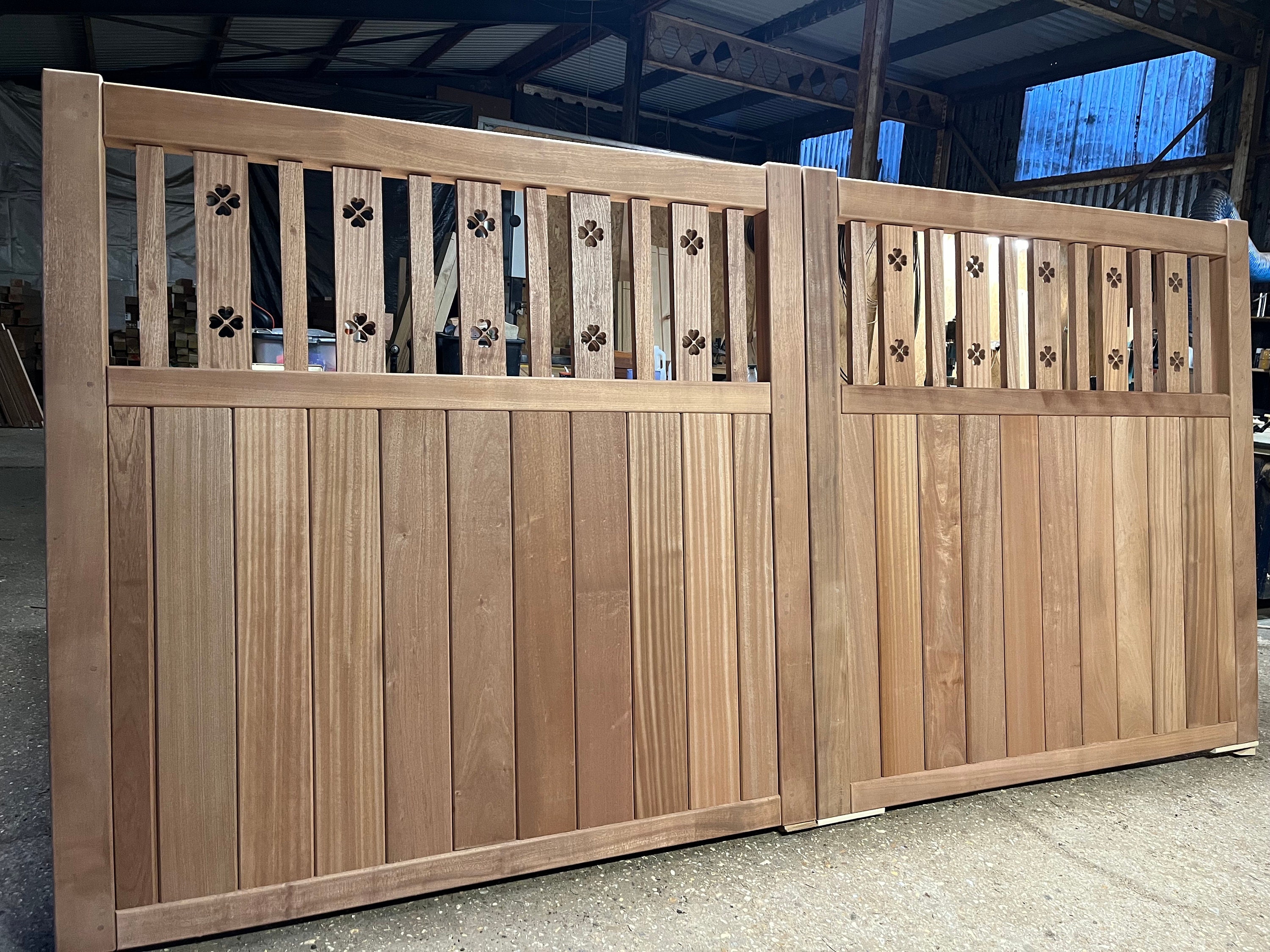 Wooden Driveway Gates in Hardwood Sapele Clover Pattern Custom - Etsy UK
