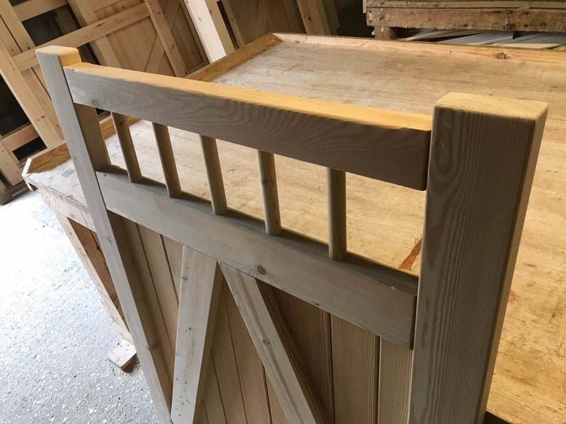 Wooden Entrance Gate, Flat Top Garden Gates Round Spindles Handmade ...