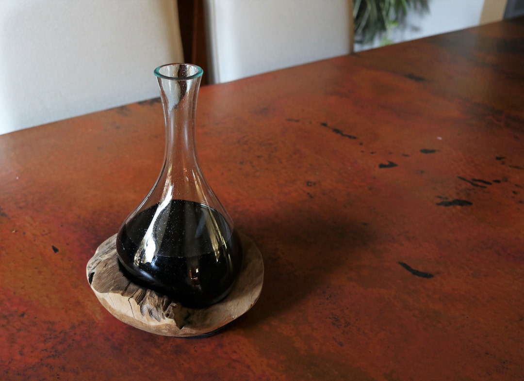 Vase et carafe en verre soufflé à la main sur base en bois de teck ...