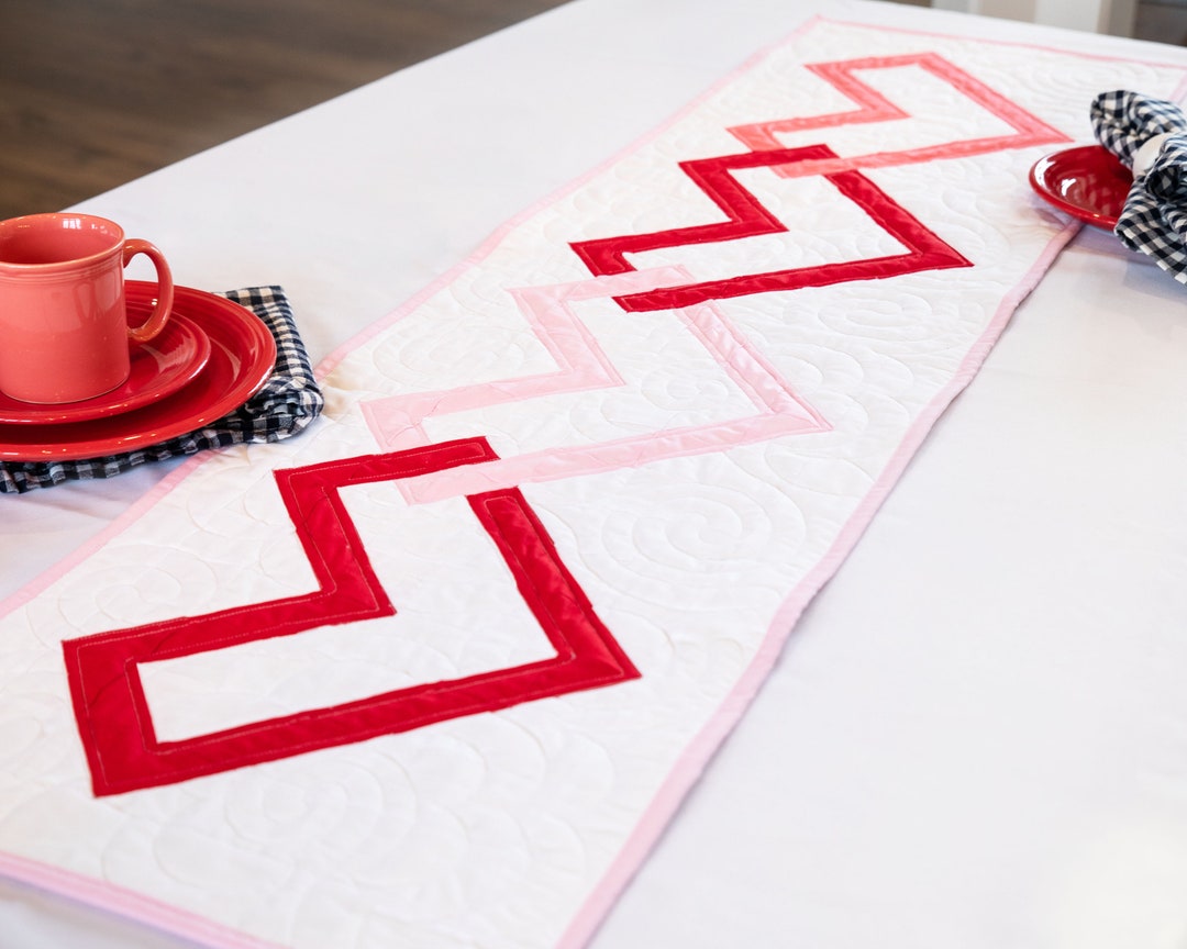 Linked Hearts Quilted Table Runner Pattern - Valentines Day Mini Quilt ...